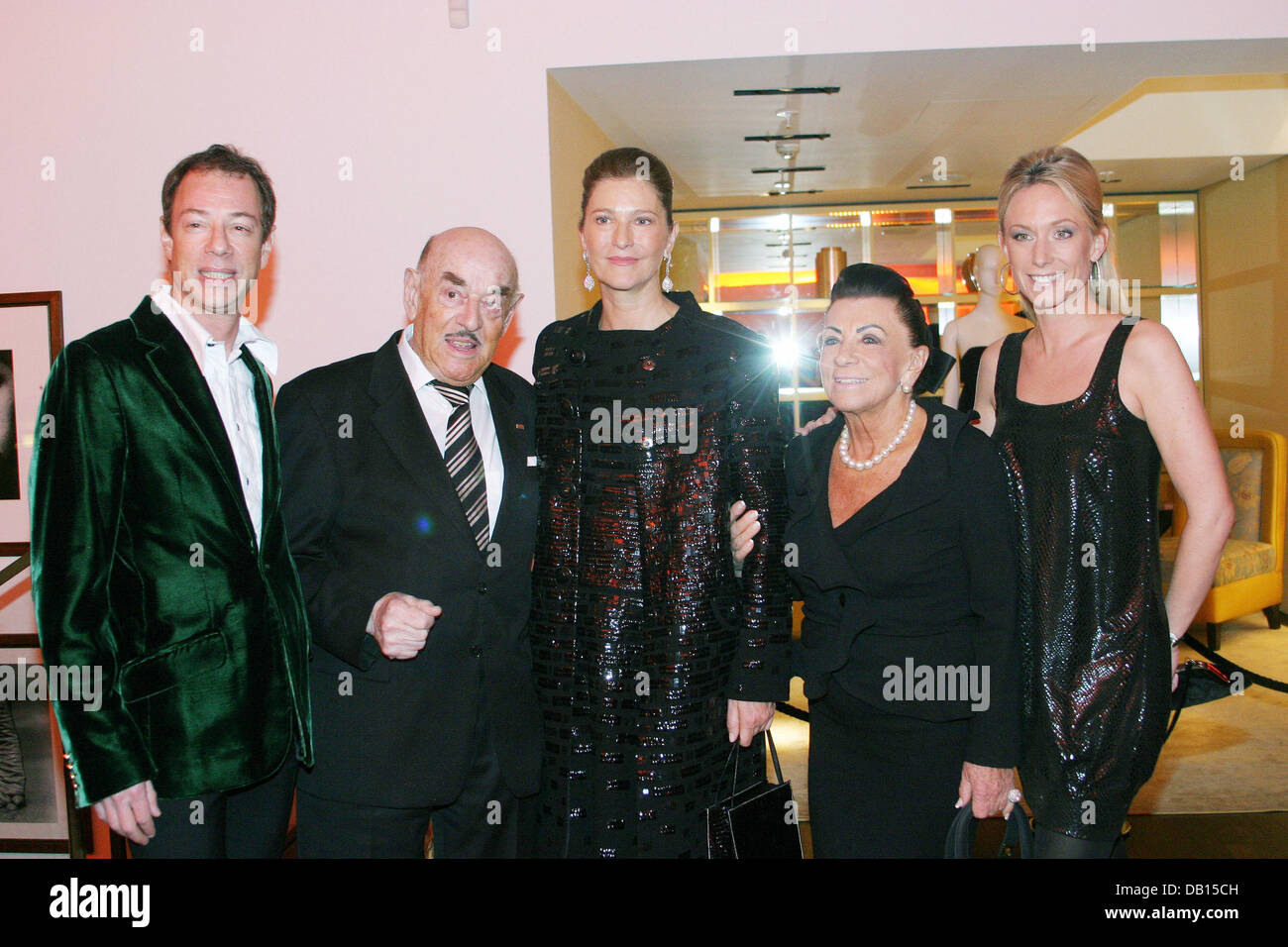 Filmproduzent Atze Brauner (2-L), seine Frau Maria, Atze Brauners Sohn ...