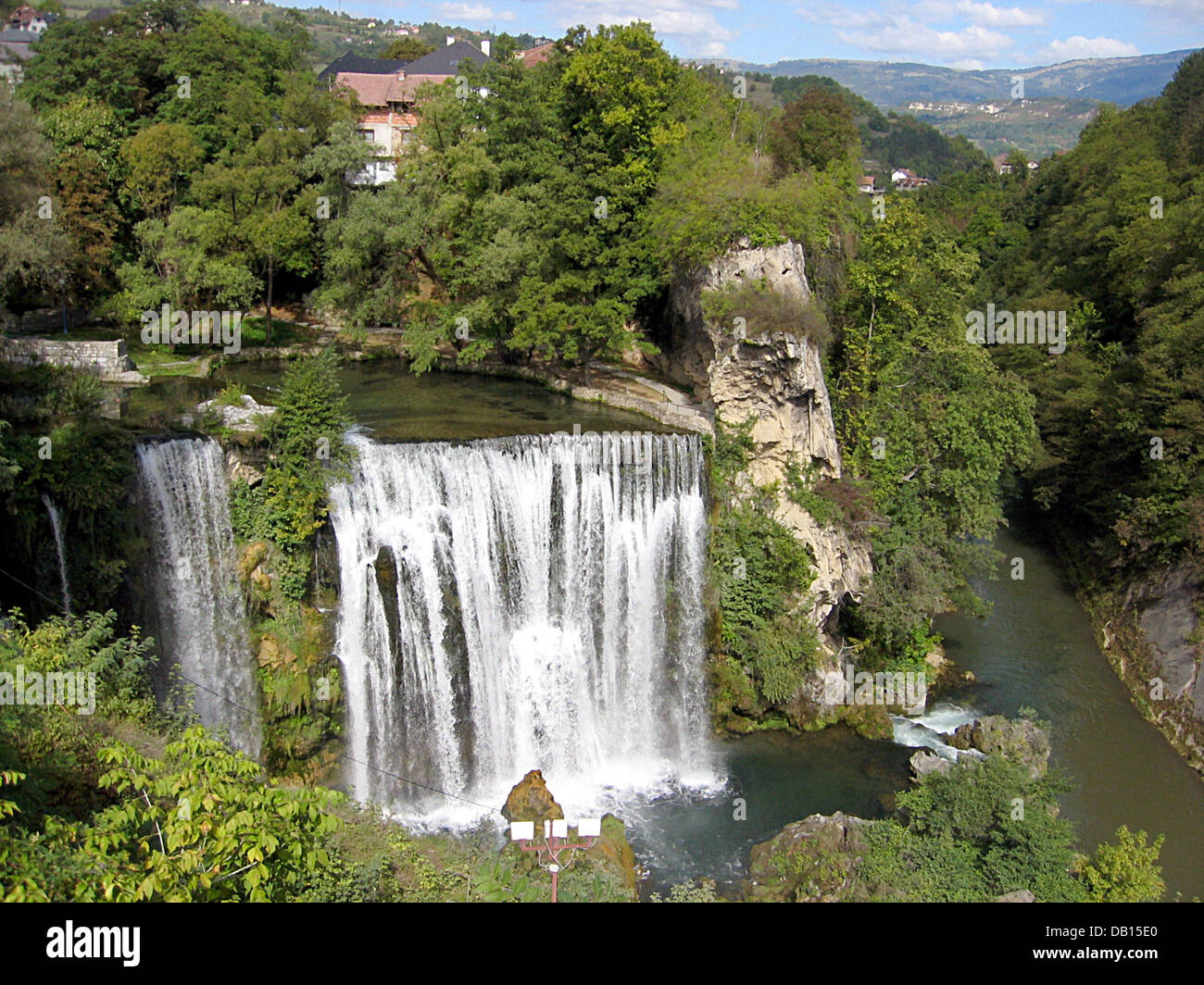 Das Bild zeigt den Wasserfall von Jajce, wo die Pliva Fluss Plunches in ...