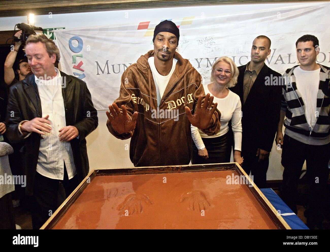 US-Rapper Snoop Dogg seiner Hand gibt Abdrücke auf einer ...