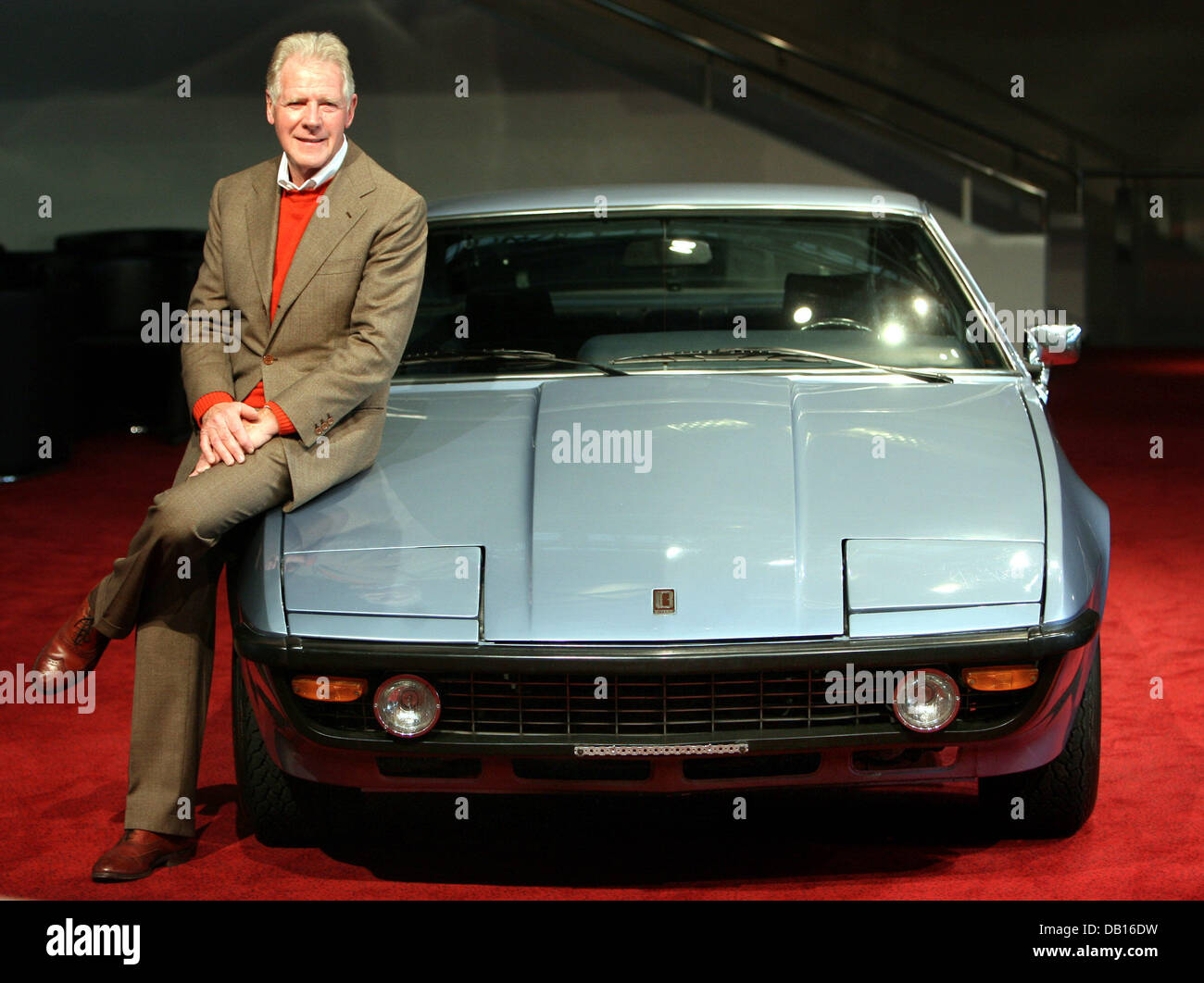Fahrzeug-Hersteller und Designer Erich Bitter sitzt auf der Motorhaube ...