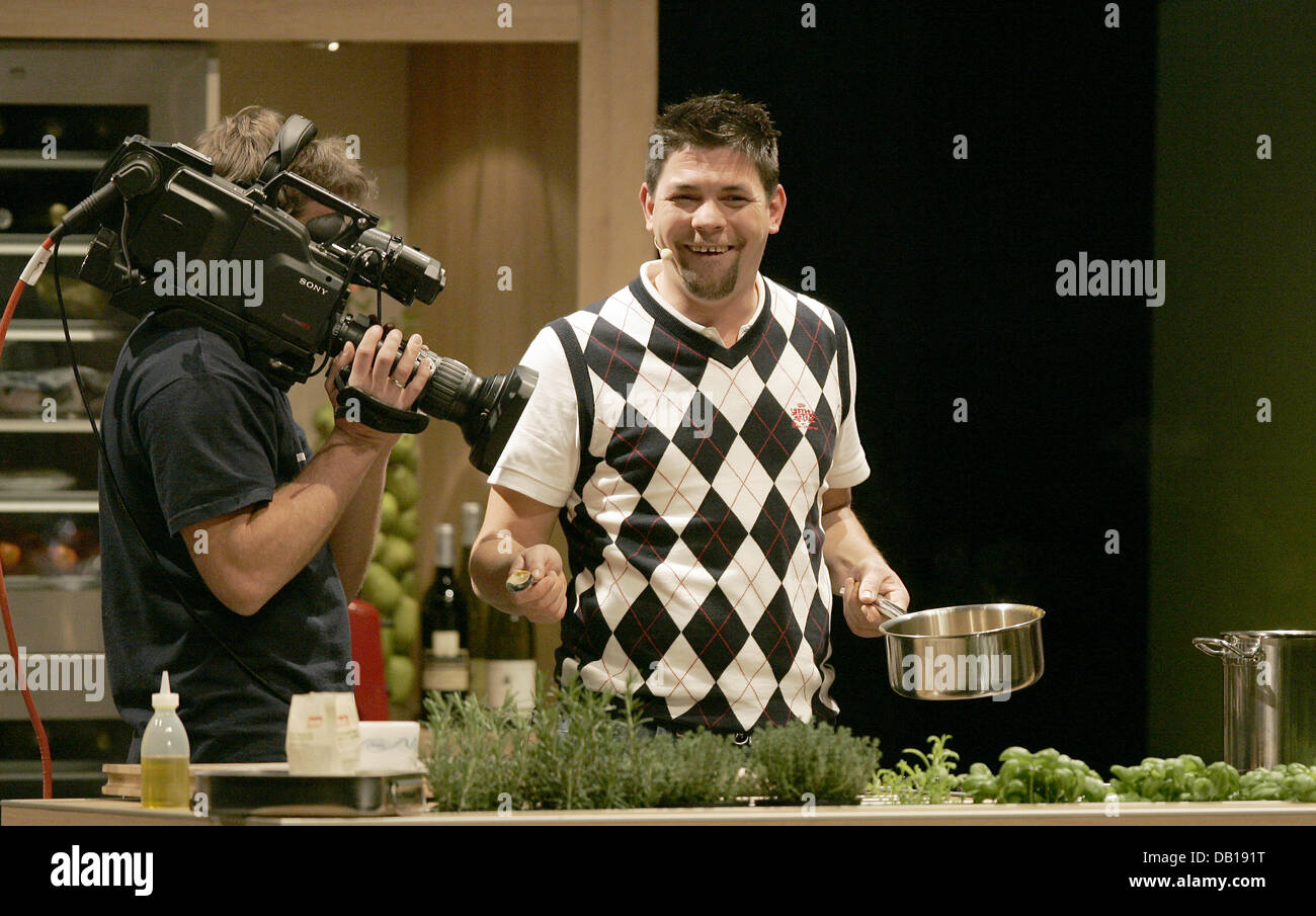 Deutsche TV-Koch Tim Maelzer führt während der Premiere seiner Koch ...