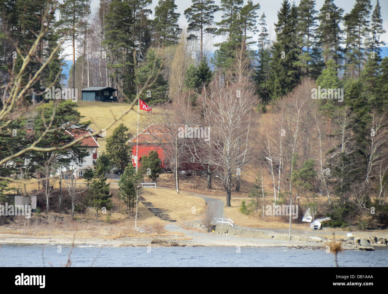 Das Denkmal mit Blick auf die Insel UTOYA in Norwegen, wo 69 Personen ...