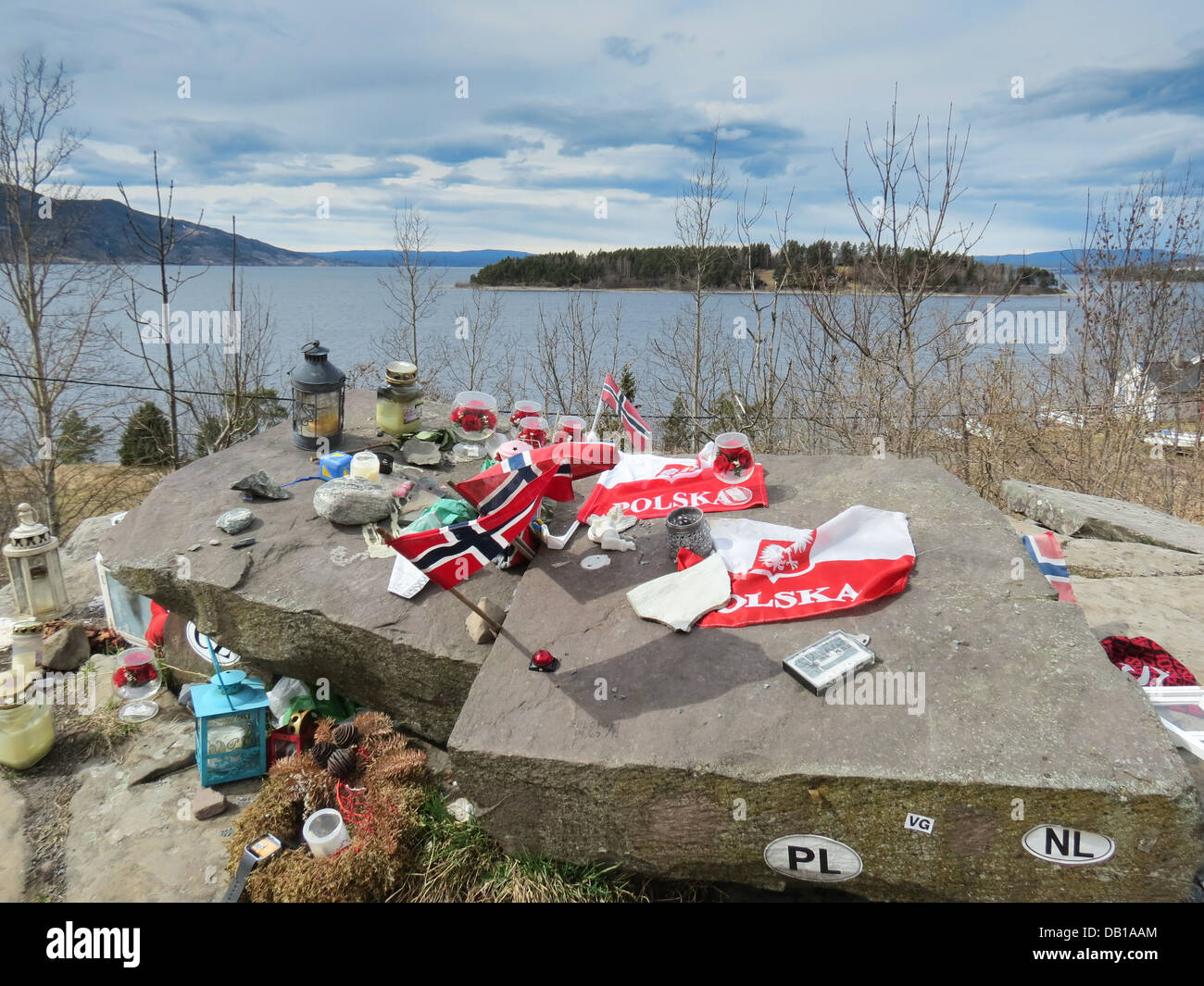 Das Denkmal mit Blick auf die Insel UTOYA in Norwegen, wo 69 Personen ...