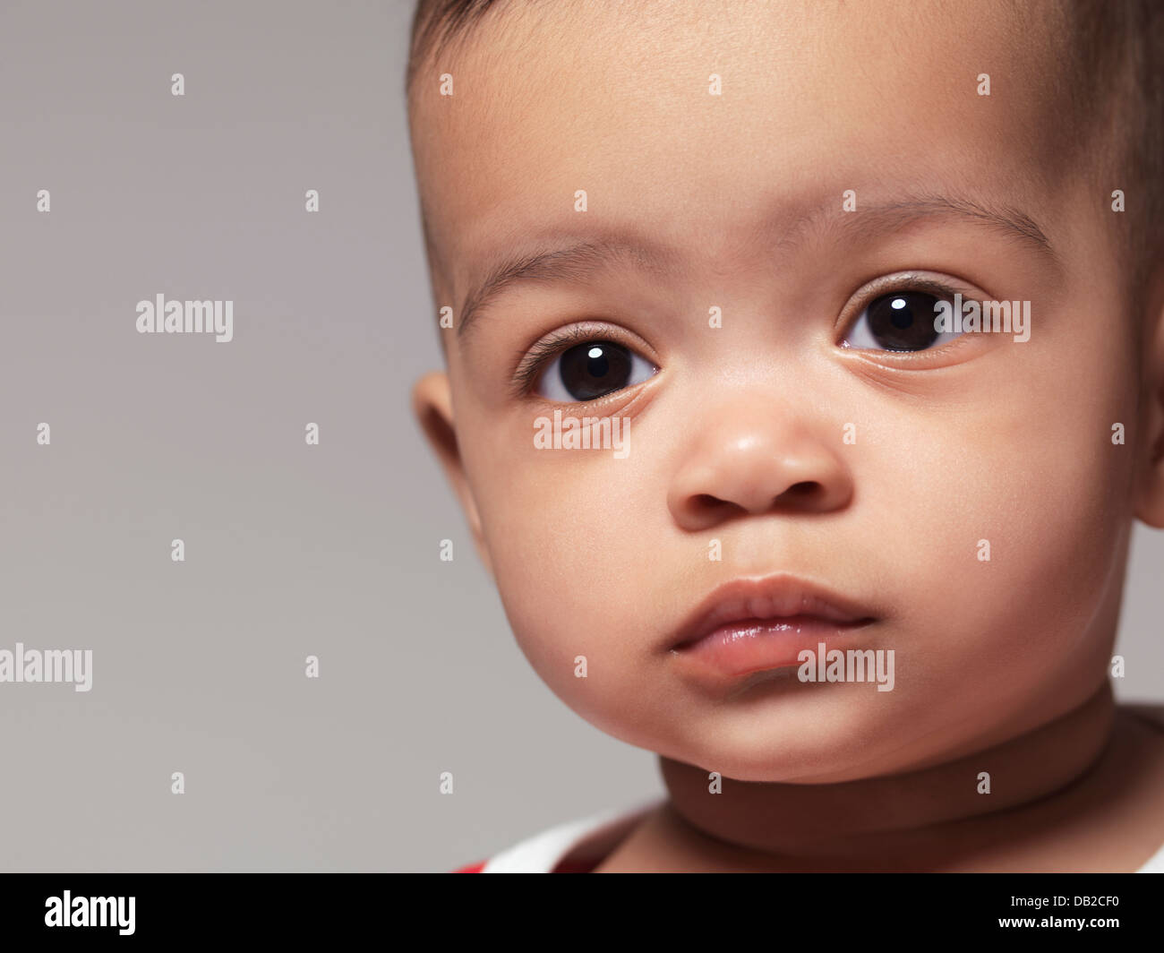 Ein süßes neun Monate altes schwarzes Baby Mädchen Gesicht Closeup ...
