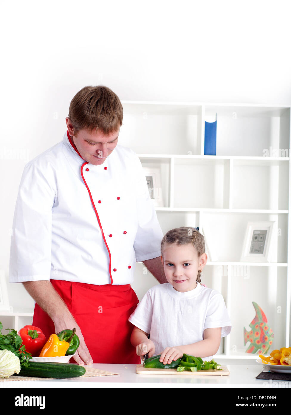 Familie gemeinsam kochen Stockfotografie - Alamy