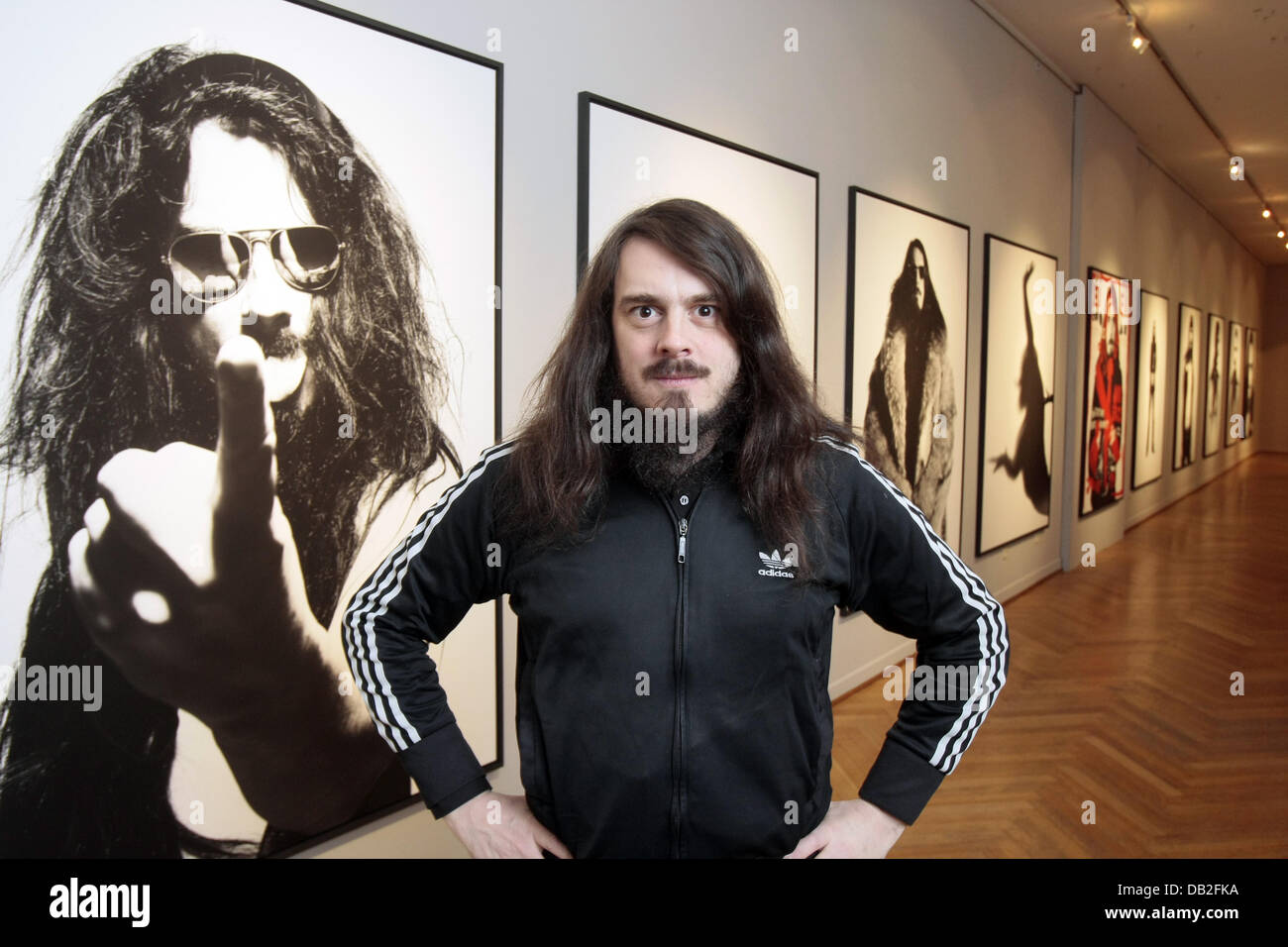 Der Shooting Star der deutschen Kunstszene, Jonathan Meese, posiert vor ...