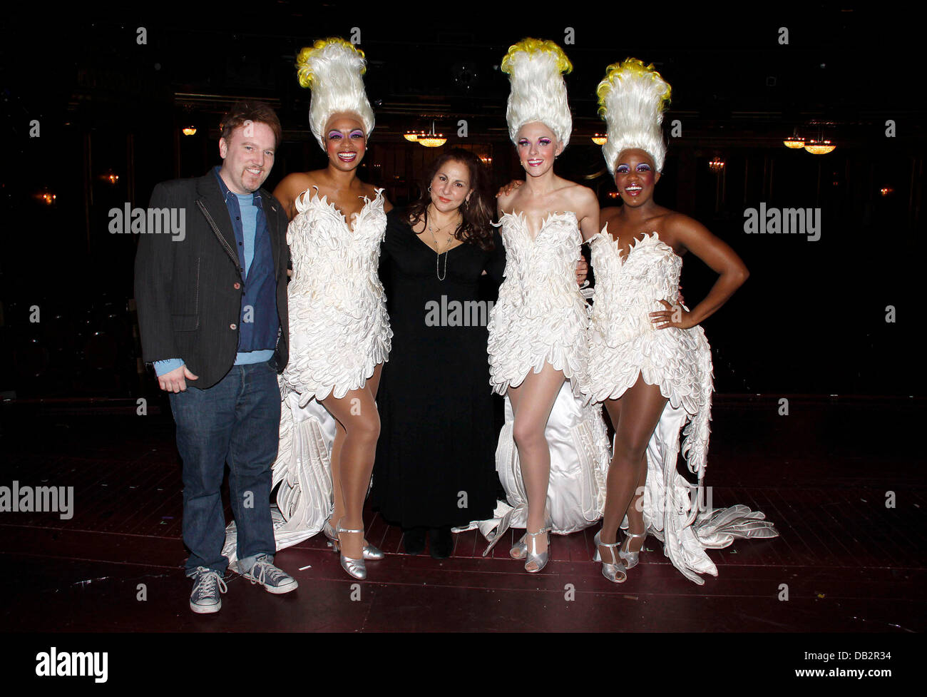 Dan Finnerty, Jacqueline B. Arnold, Kathy Najimy, Ashley Spencer und ...
