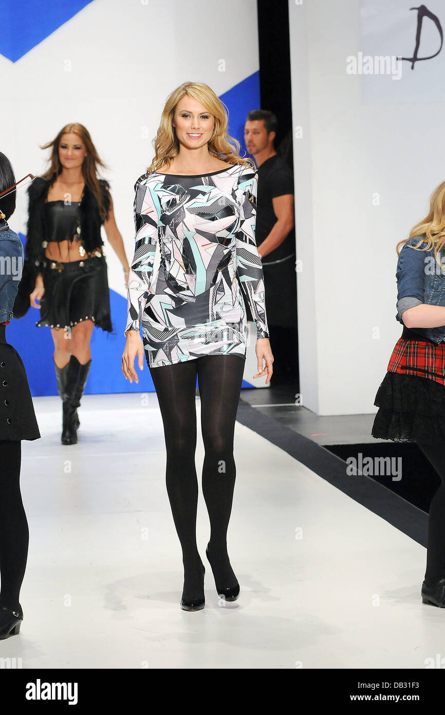 Stacy keibler dressed to kilt -Fotos und -Bildmaterial in hoher Auflösung – Alamy