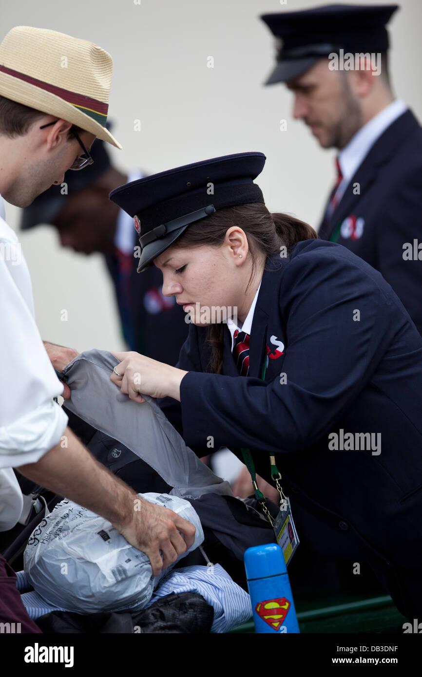 Security bag check -Fotos und -Bildmaterial in hoher Auflösung – Alamy