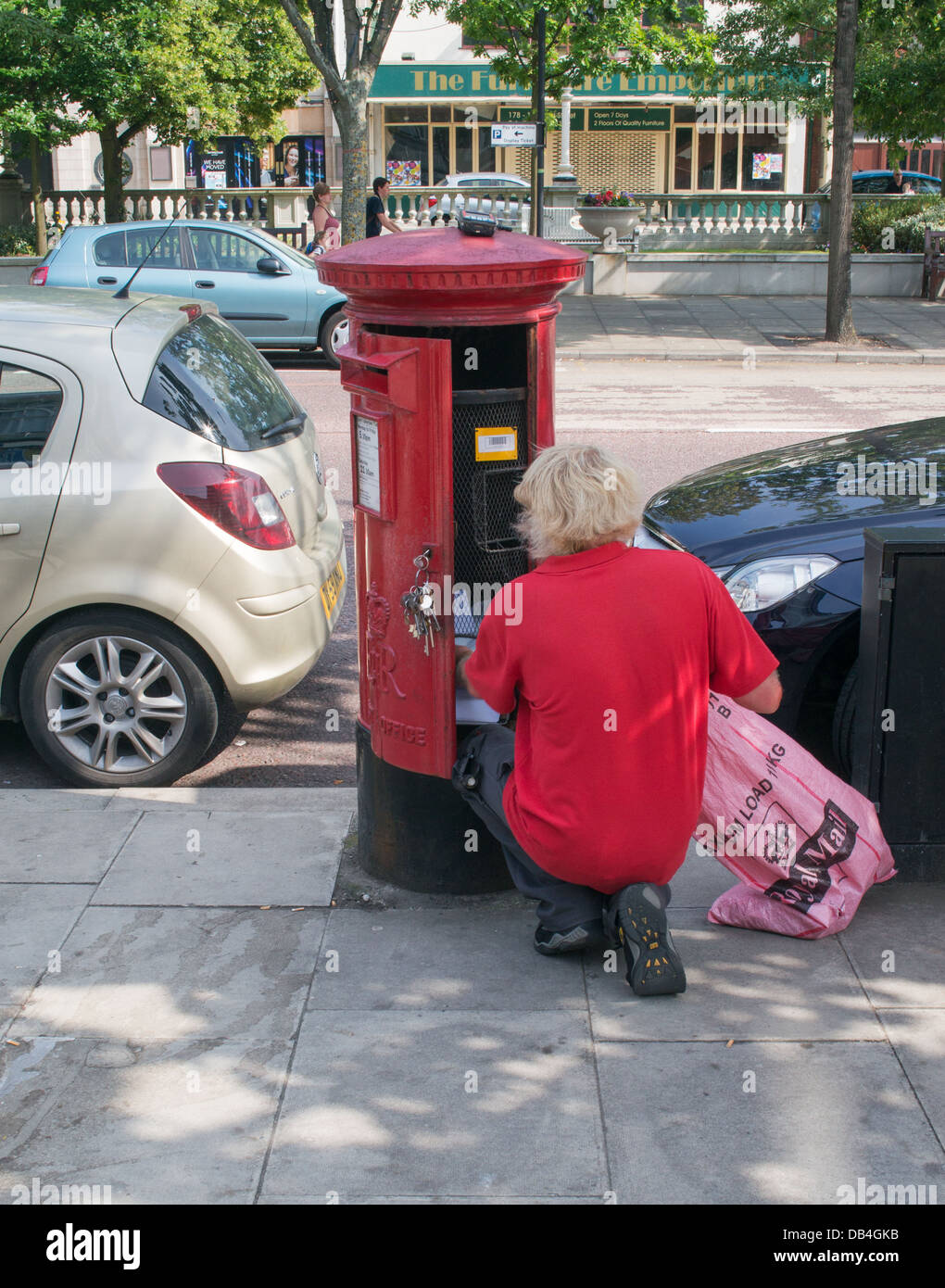 Postman emptying post box -Fotos und -Bildmaterial in hoher Auflösung ...