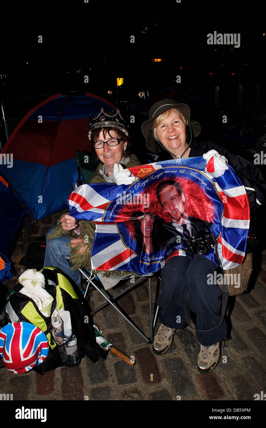 Baroness Ford (rechts) und Freund Royal fans super camping außerhalb ...