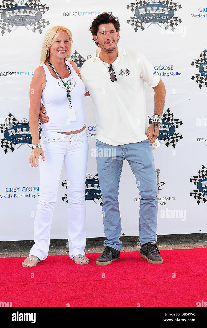 NIC Roldan (R) kommen bei der Rallye für Kinder mit Krebs Scavenger Cup ...