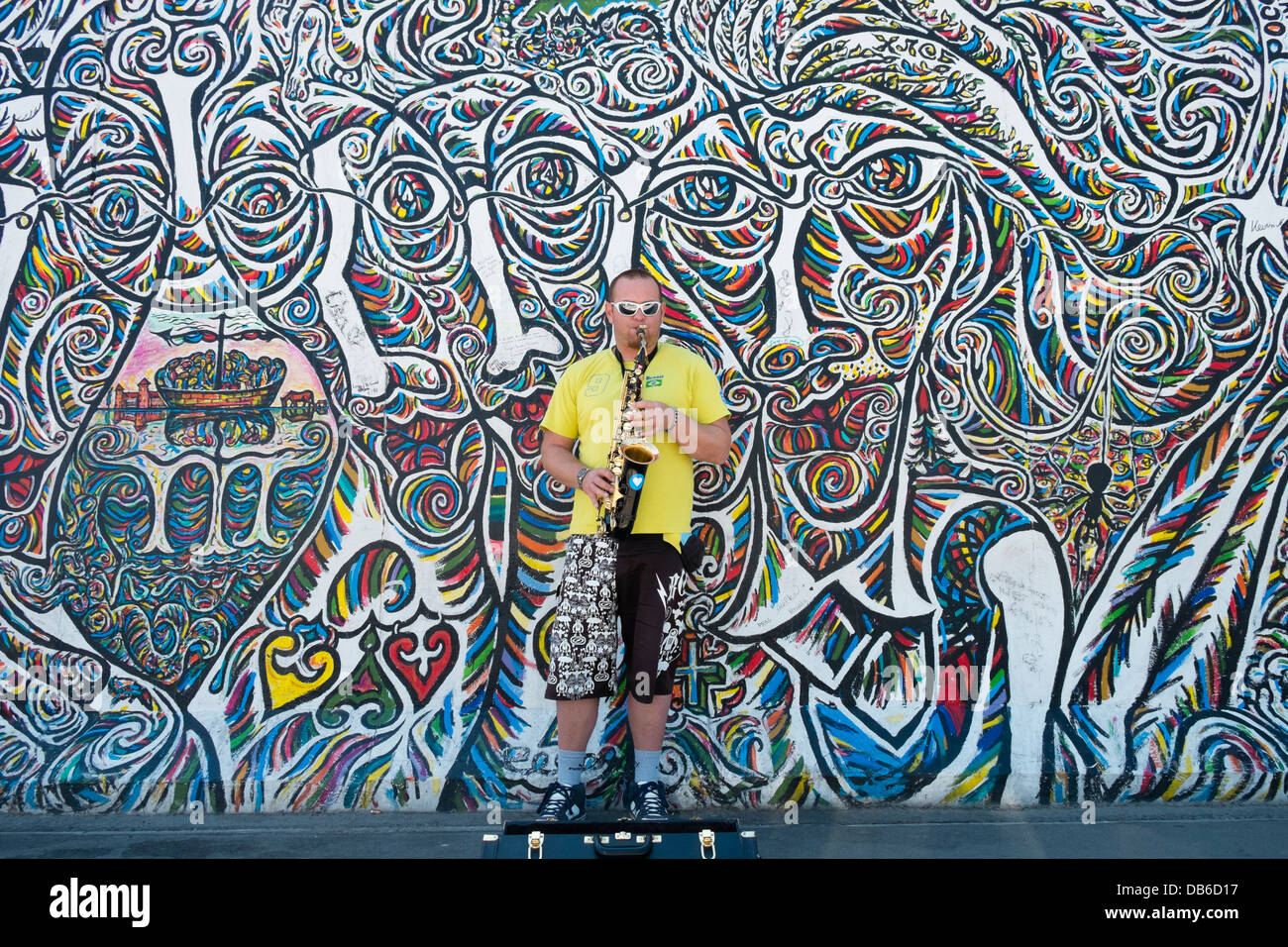 Musiker als Straßenmusikant auf Straße neben der Berliner Mauer an der ...