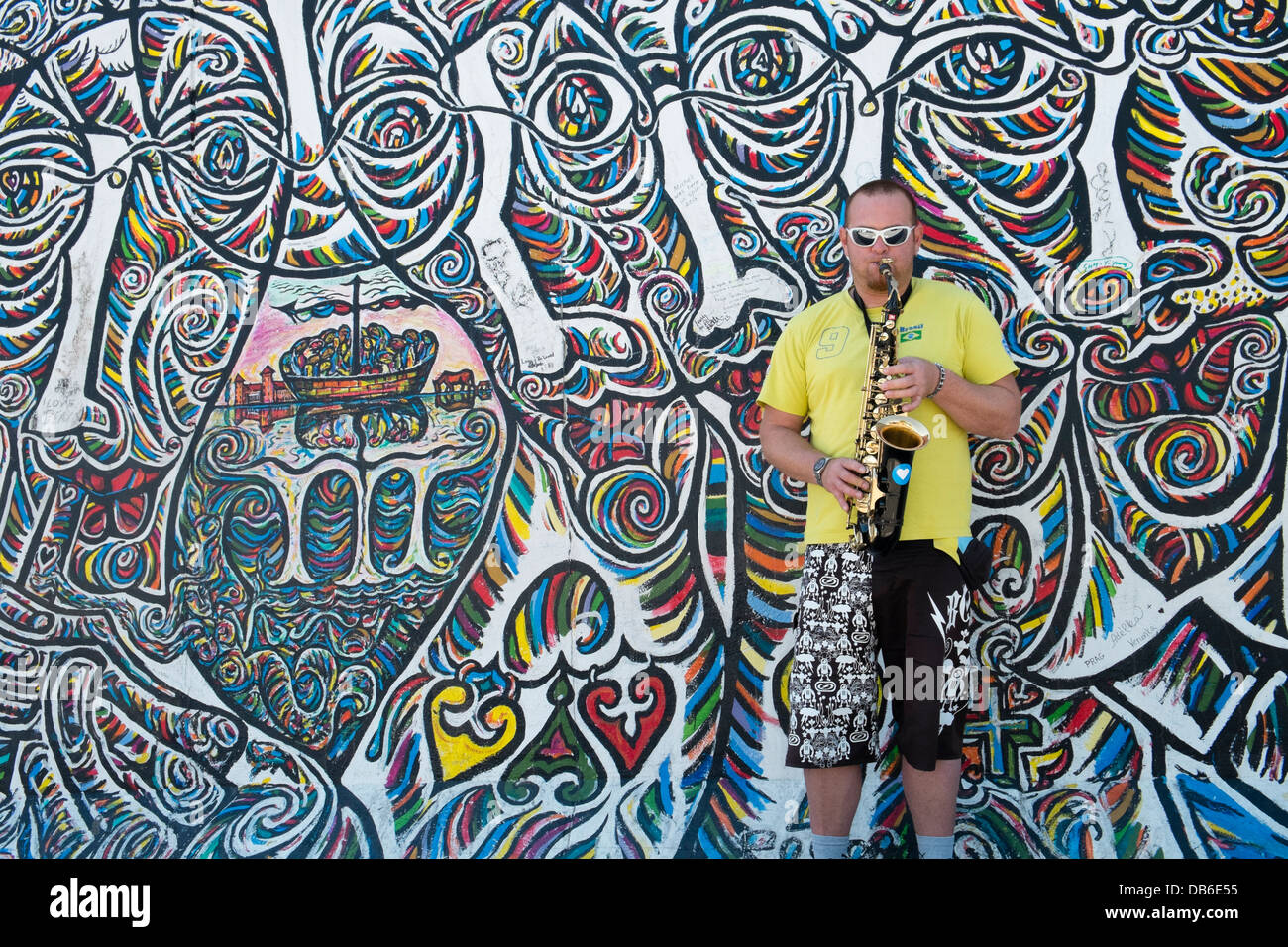 Musiker als Straßenmusikant auf Straße neben der Berliner Mauer an der ...