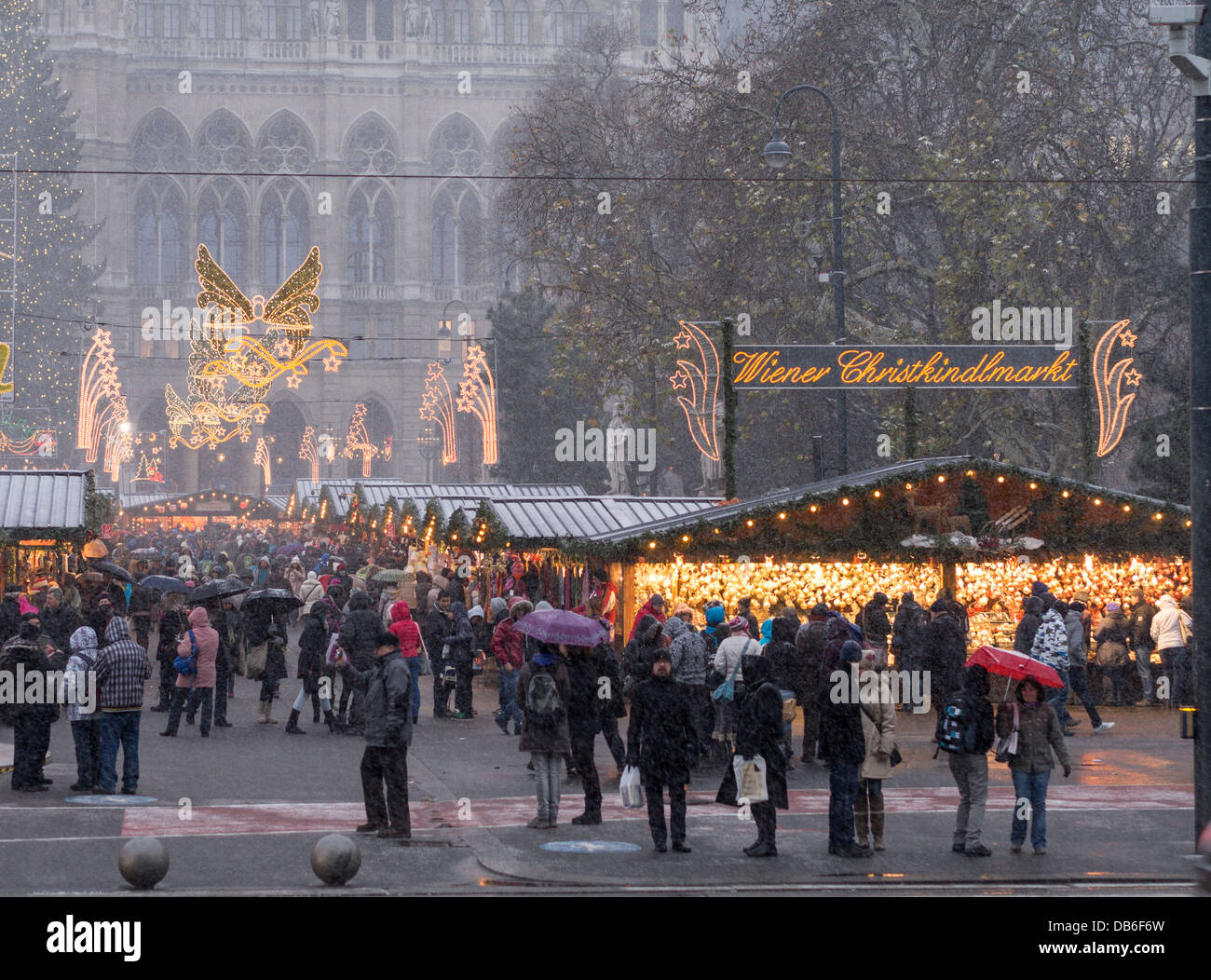 Schnee-Sturm auf das Rathaus Weihnachtsmarkt. Der lebhafte Markt auf ... Schnee-Sturm auf das Rathaus Weihnachtsmarkt. Der lebhafte Markt auf ...