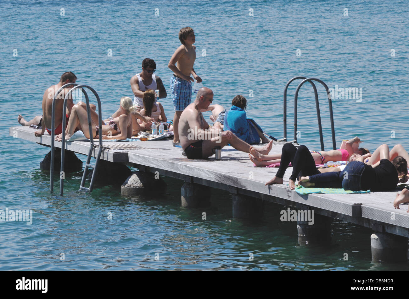 Frauen sonnenanbeter -Fotos und -Bildmaterial in hoher Auflösung – Alamy