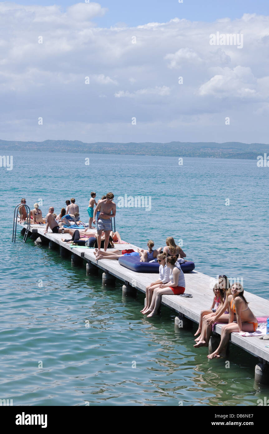 Frauen sonnenanbeter -Fotos und -Bildmaterial in hoher Auflösung – Alamy