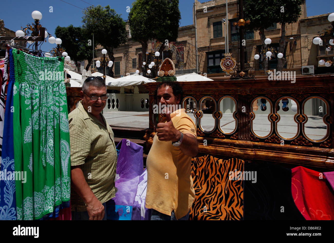 Standbesitzer am Markt im alten Teil der Stadt von Citta Victoria auch ...