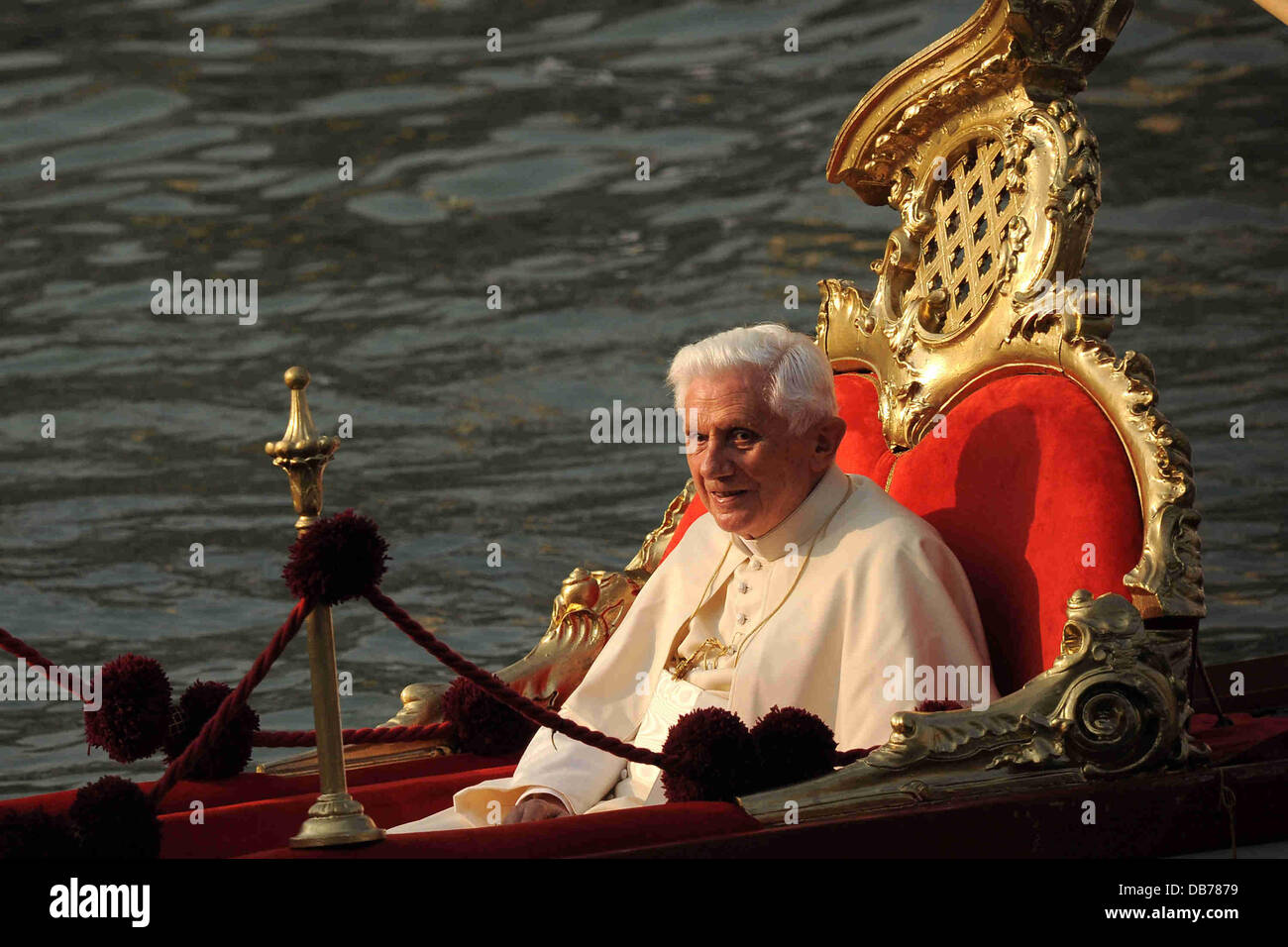 Papst Benedict XVI nimmt eine Gondelfahrt von Saint Markusplatz Salute ...