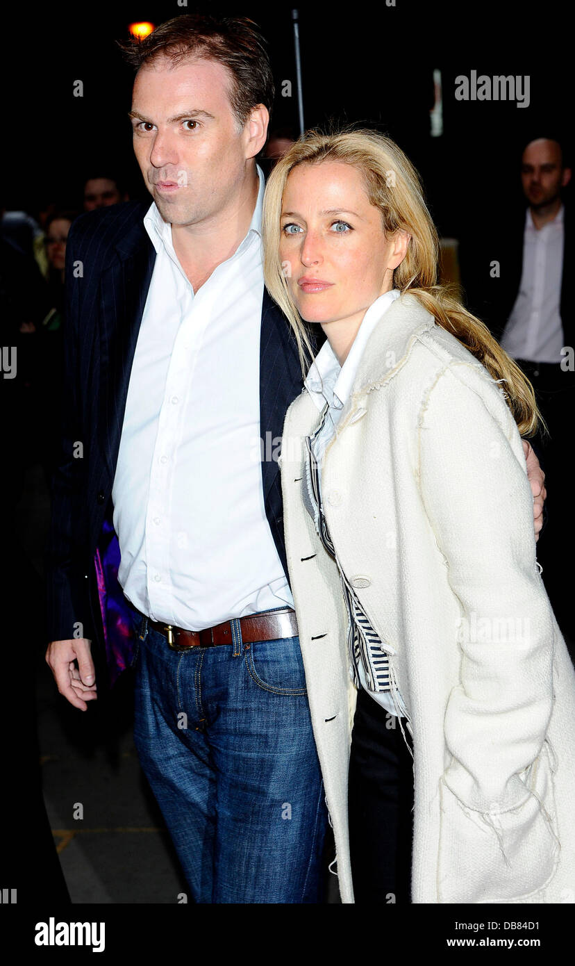 Gillian anderson and mark griffiths -Fotos und -Bildmaterial in hoher ...