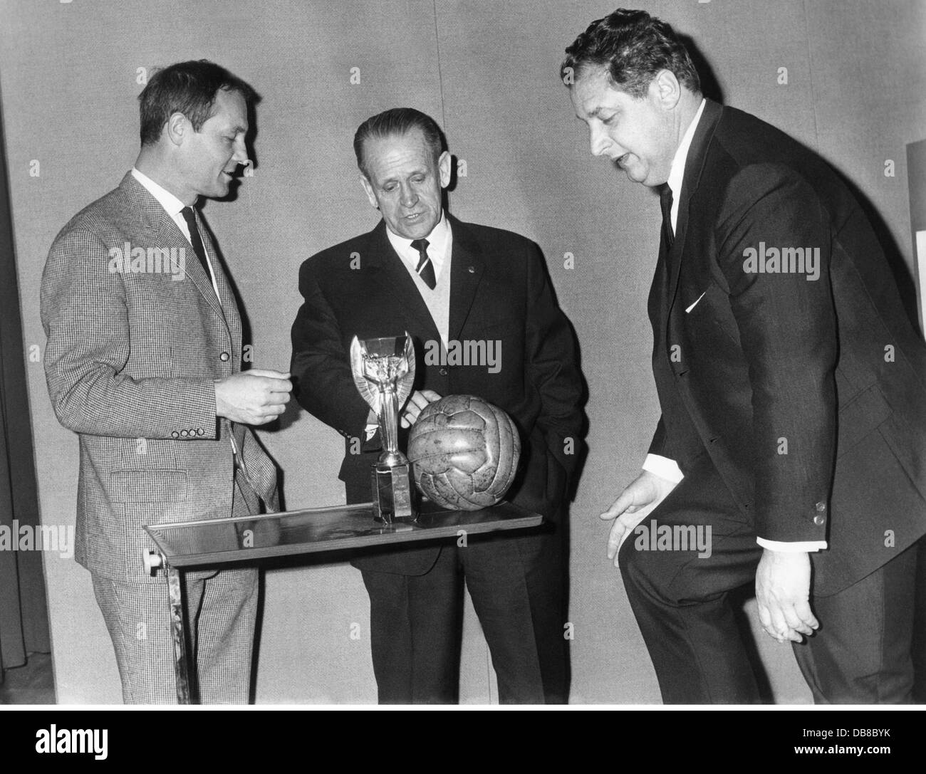 1966 world cup ball -Fotos und -Bildmaterial in hoher Auflösung – Alamy