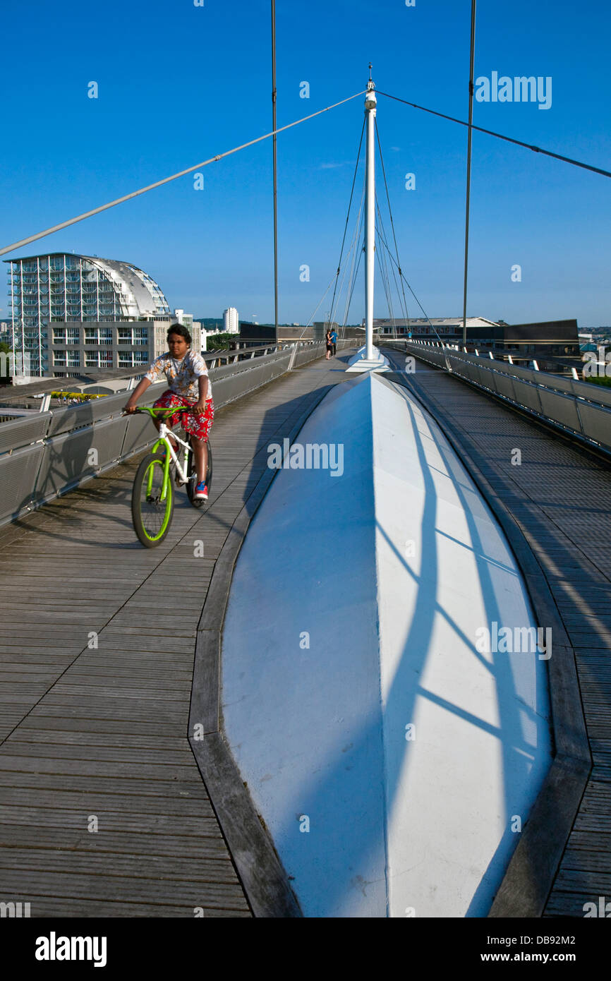 Royal victoria dock footbridge -Fotos und -Bildmaterial in hoher ...