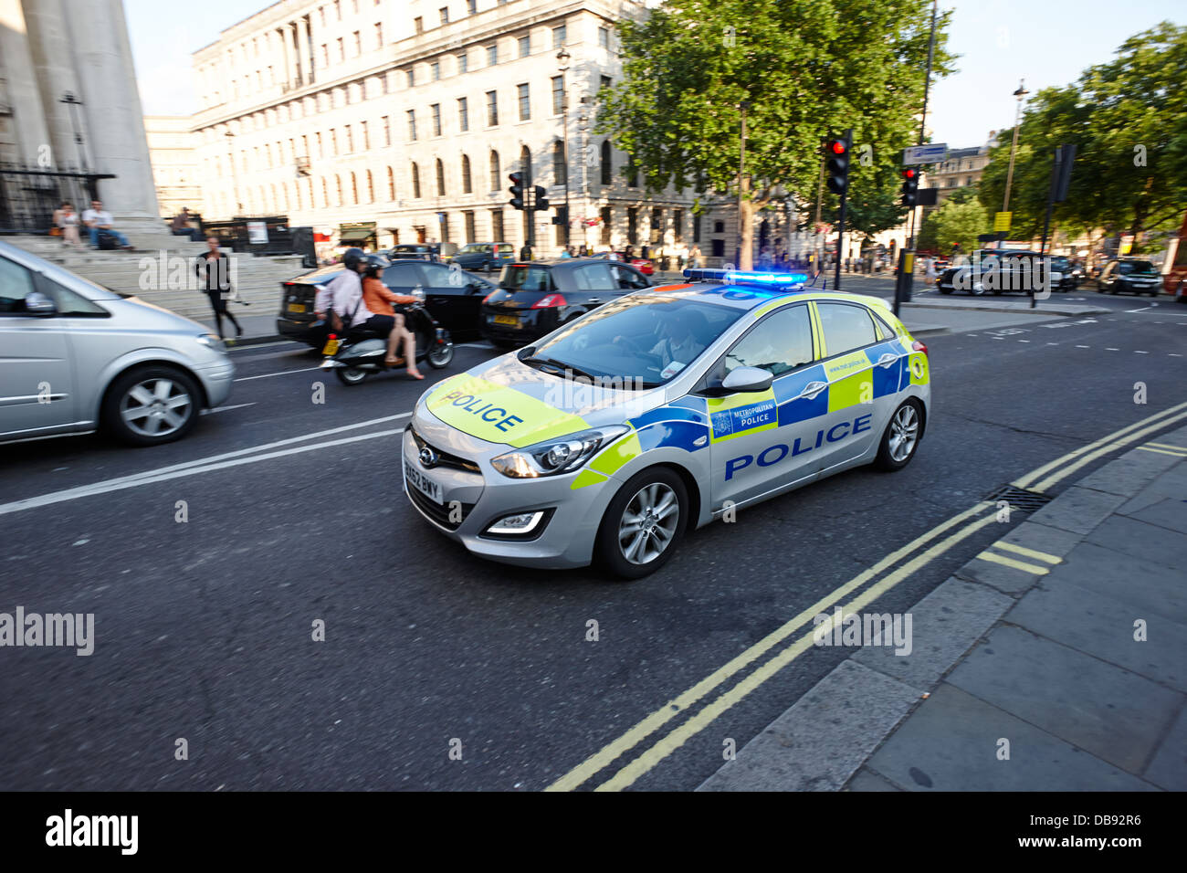 Metropolitan Polizei Streifenwagen durch Straßen mit blauen Lichtern ...