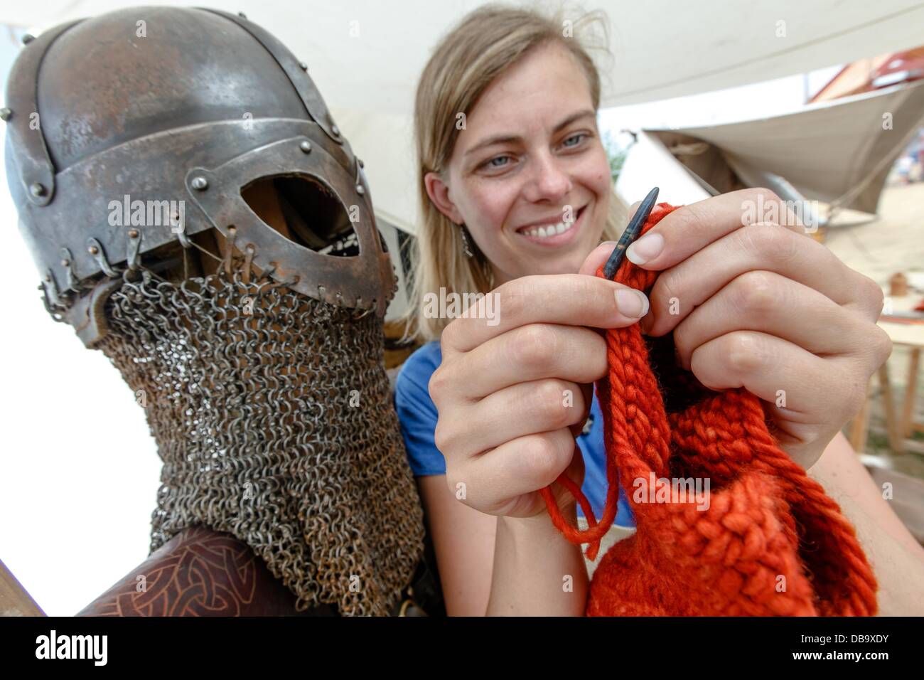 Diane Boche strickt im traditionellen Stil der Wikinger in Schleswig ...