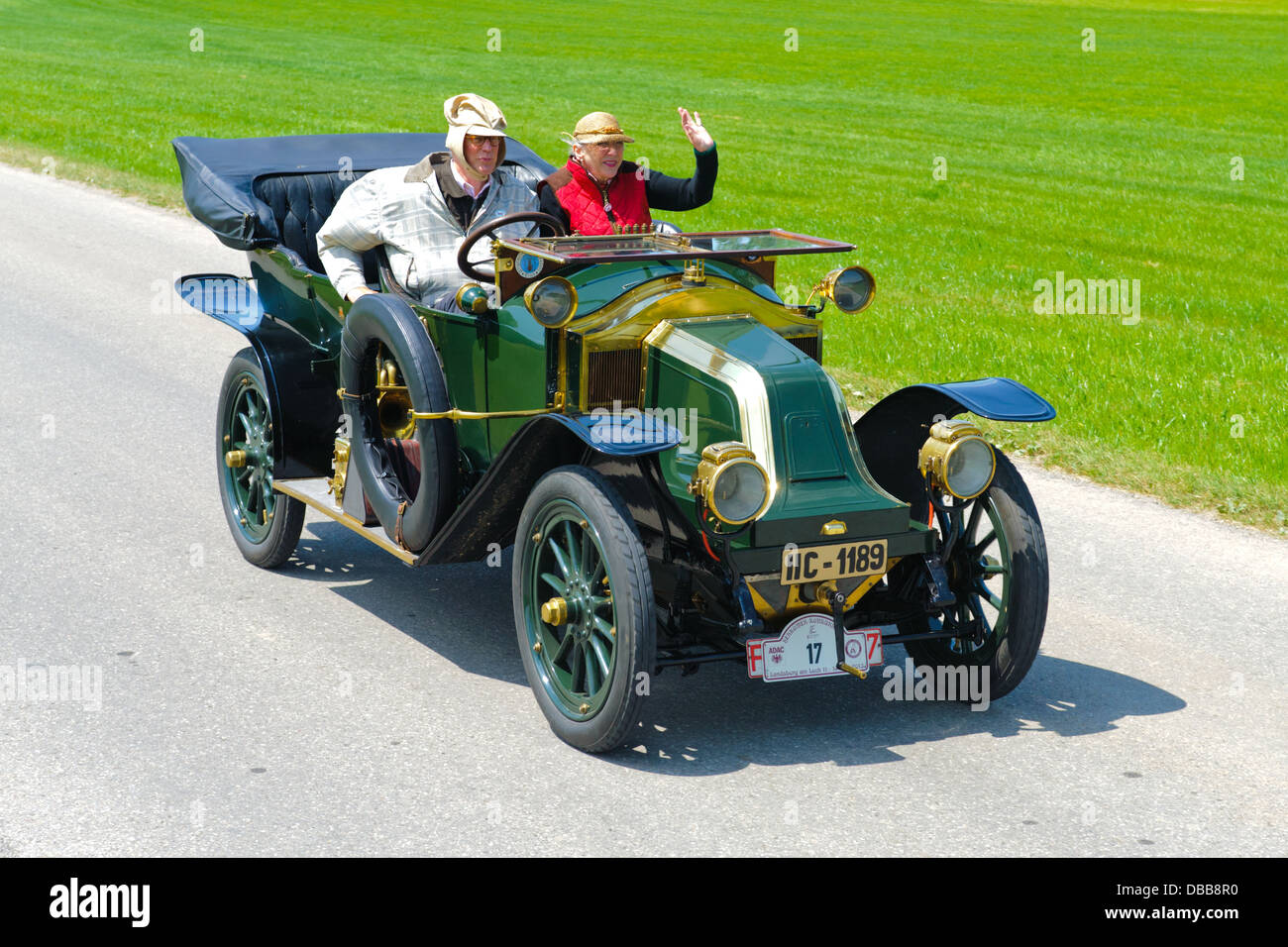 Oldtimer-Rallye für mindestens 80 Jahre alten Oldtimer mit Renault BZ ...