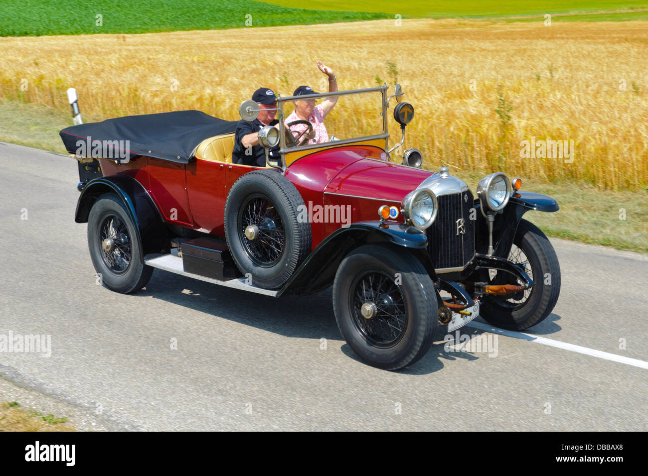 Oldtimer Rallye für mindestens 80 Jahre alte antike Autos mit rochet ...