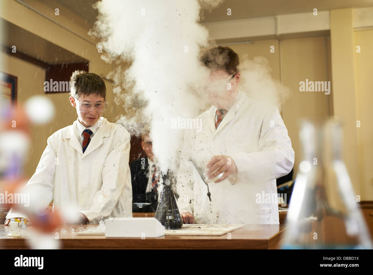 Chemieunterricht in der schule -Fotos und -Bildmaterial in hoher ...