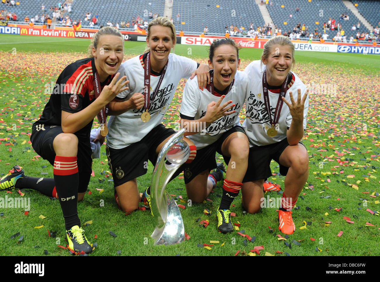 Solna, Schweden. 28. Juli 2013. Josephine Henning (L-R), Lena Goeßling ...