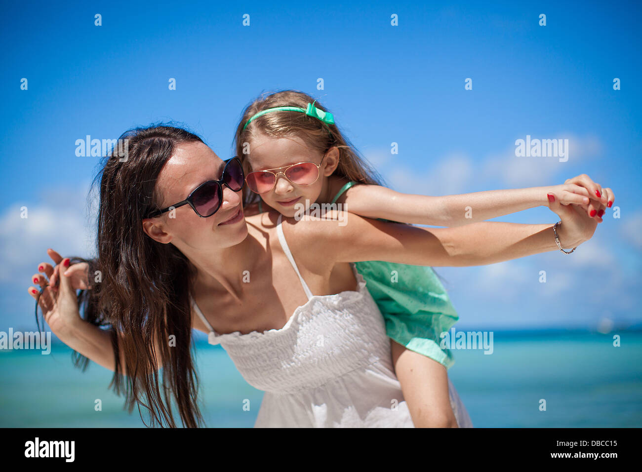 Junge schöne Mutter und ihrer süßen kleinen Tochter viel Spaß am ...