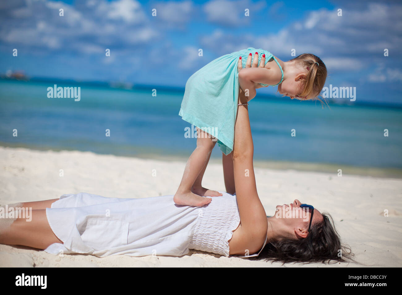Junge schöne Mutter und ihrer süßen kleinen Tochter viel Spaß am ...