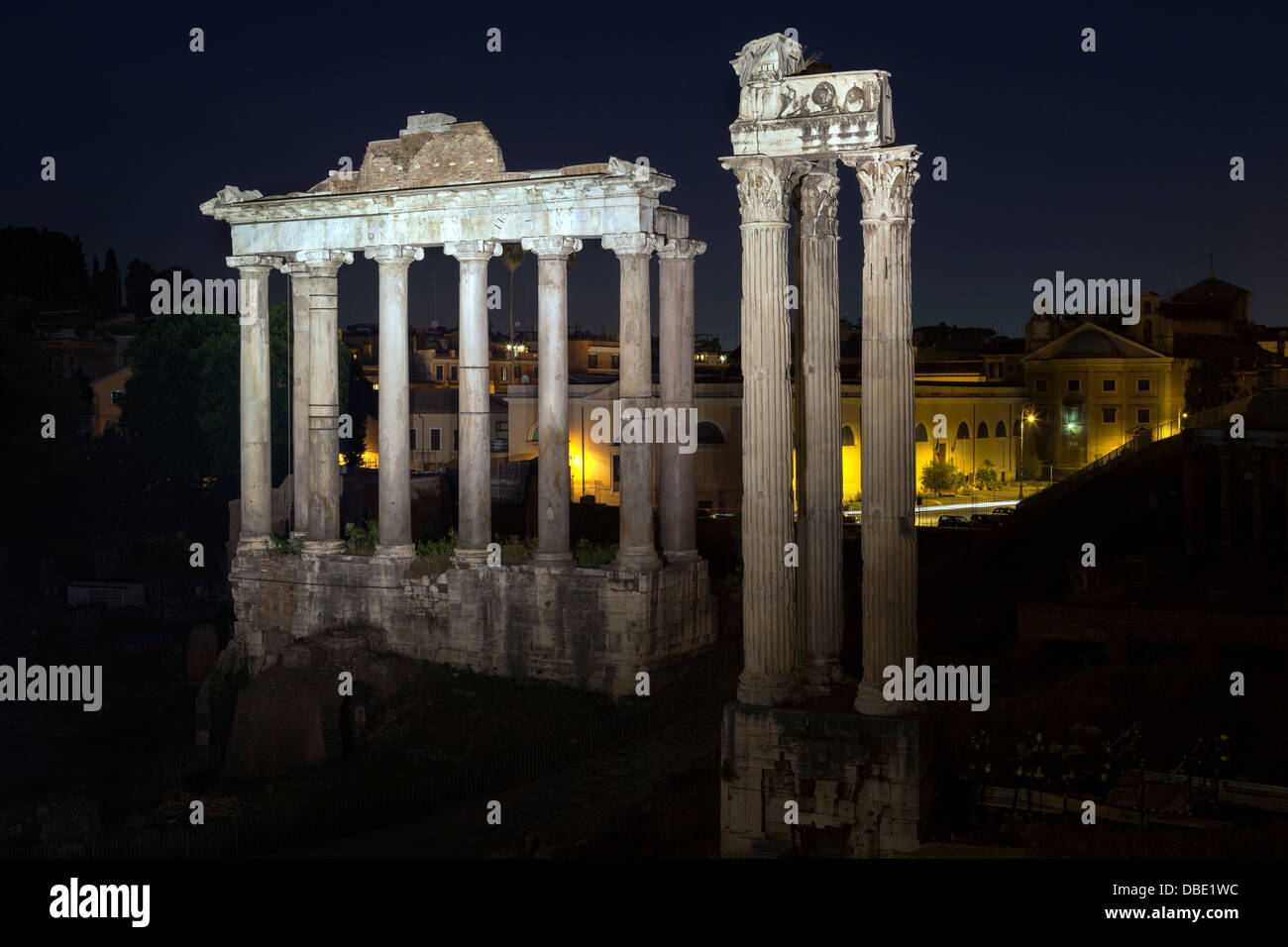 Ruinen der Tempel des Saturn und Vespasian auf dem Forum Romanum. Rom ...