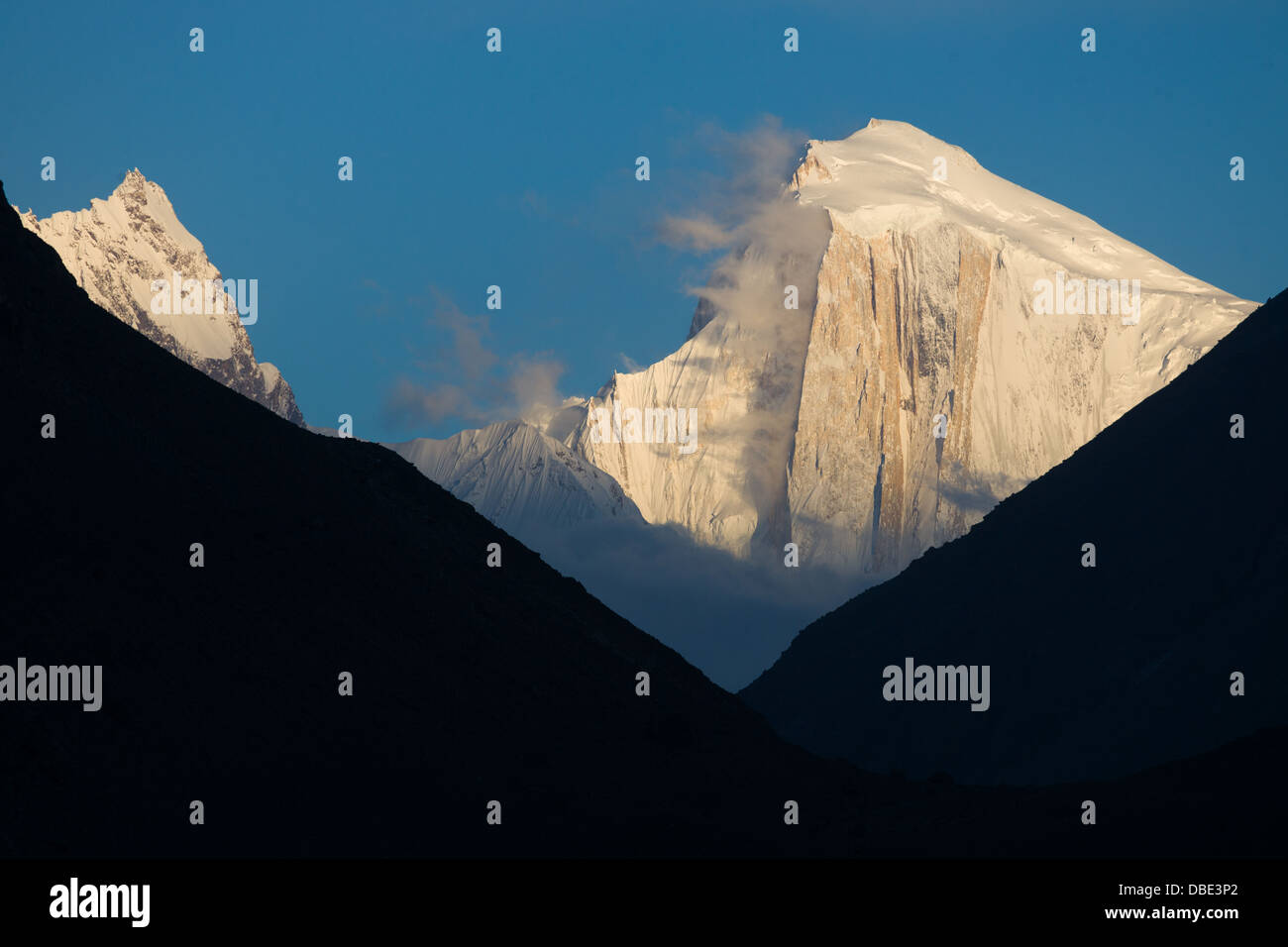 Spantik (Golden Peak) gesehen von Karimabad bei Sonnenuntergang, Hunza ...