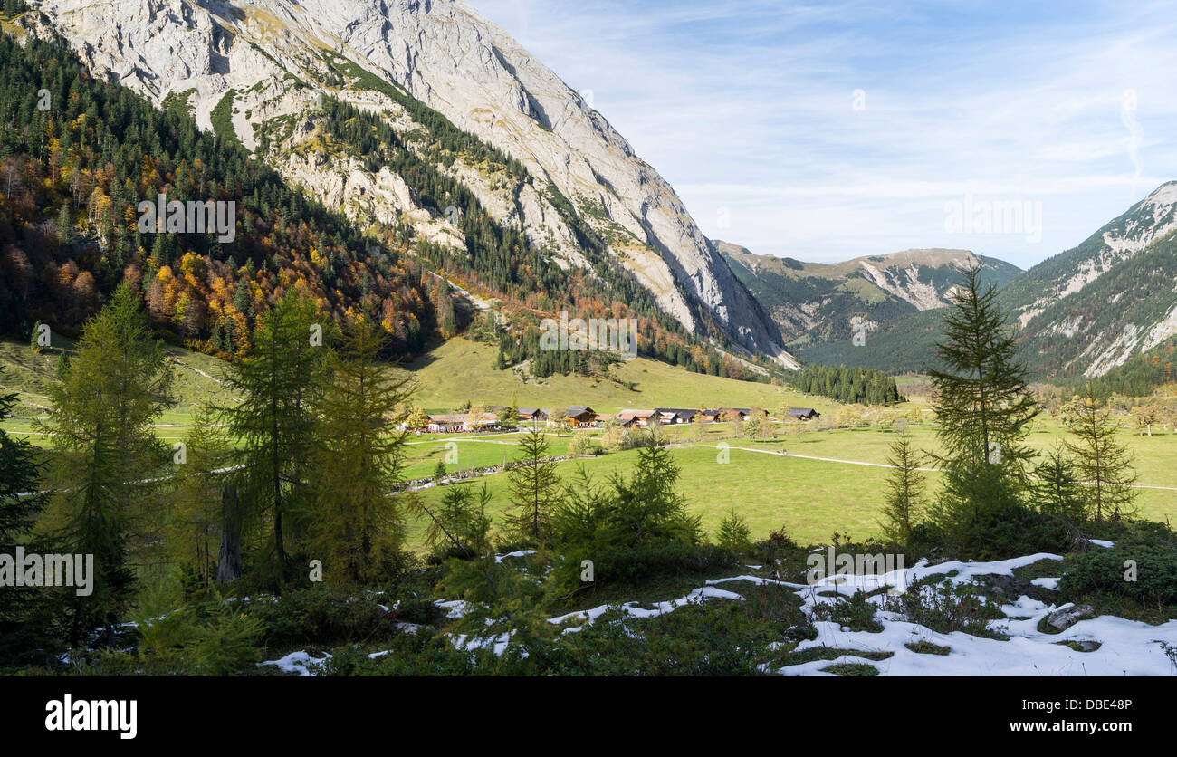 Das berühmte Tal der Eng mit dem Alpe Dorf Eng im späten Herbst ...