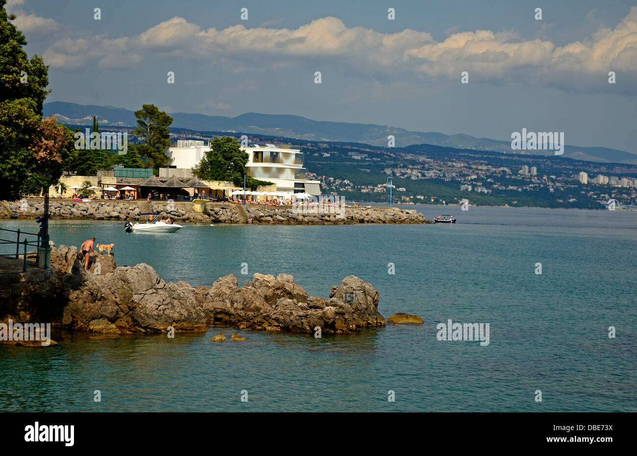 Kleiner Strand an der kroatischen Riviera Opatija Istrien ...