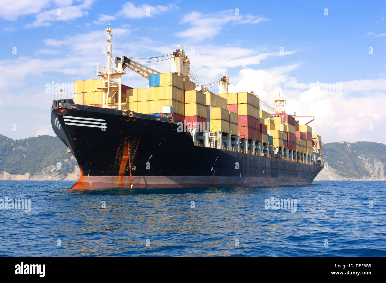 Frachtschiff voller Container Stockfotografie - Alamy