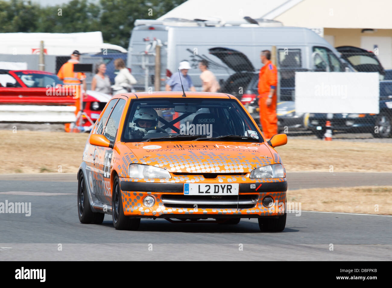 Ein Auto nehmen Abschied in einem Sprint-Event am Wellenplan Circuit ...