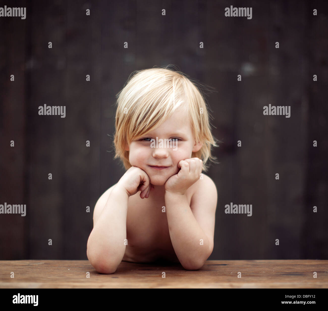 Junge Sitzt Vor Stockfotos und -bilder Kaufen - Alamy