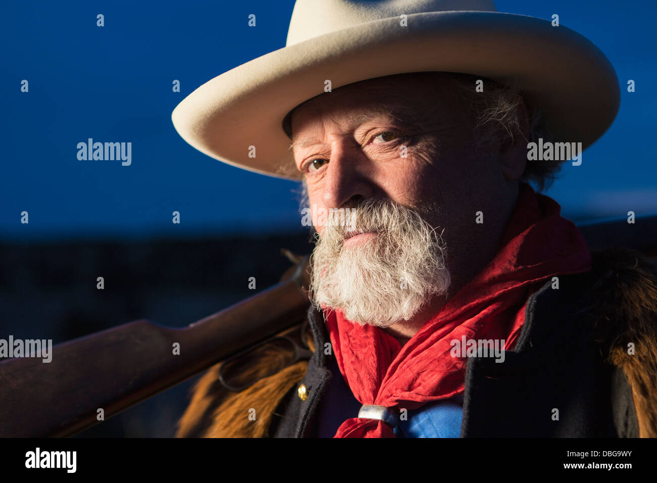 Man holding gun to head -Fotos und -Bildmaterial in hoher Auflösung – Alamy