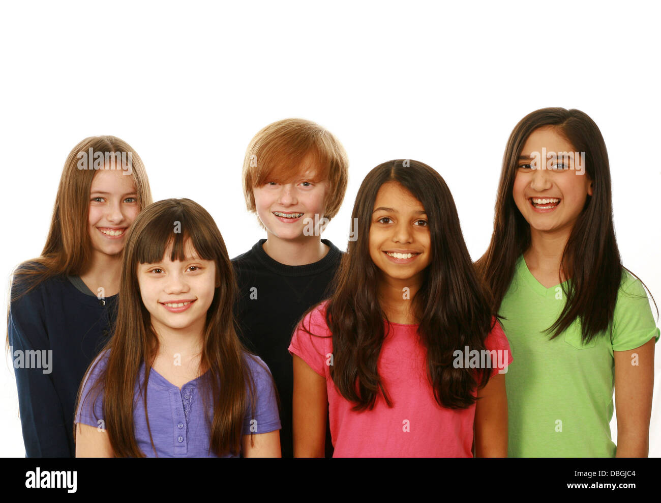 heterogene Gruppe von Kinder lächelnd auf weißem Hintergrund ...