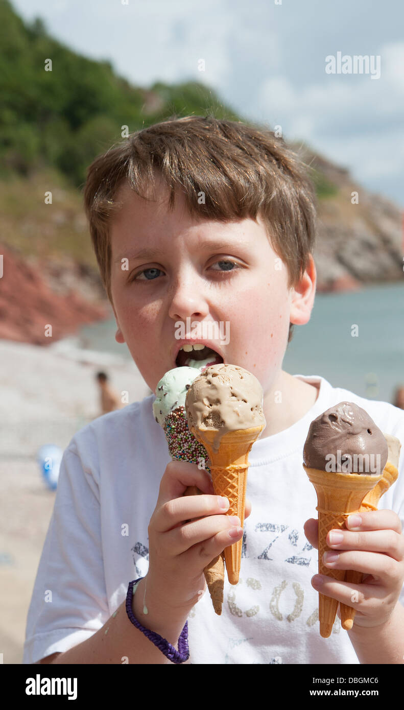 Junge, der eis isst -Fotos und -Bildmaterial in hoher Auflösung – Alamy