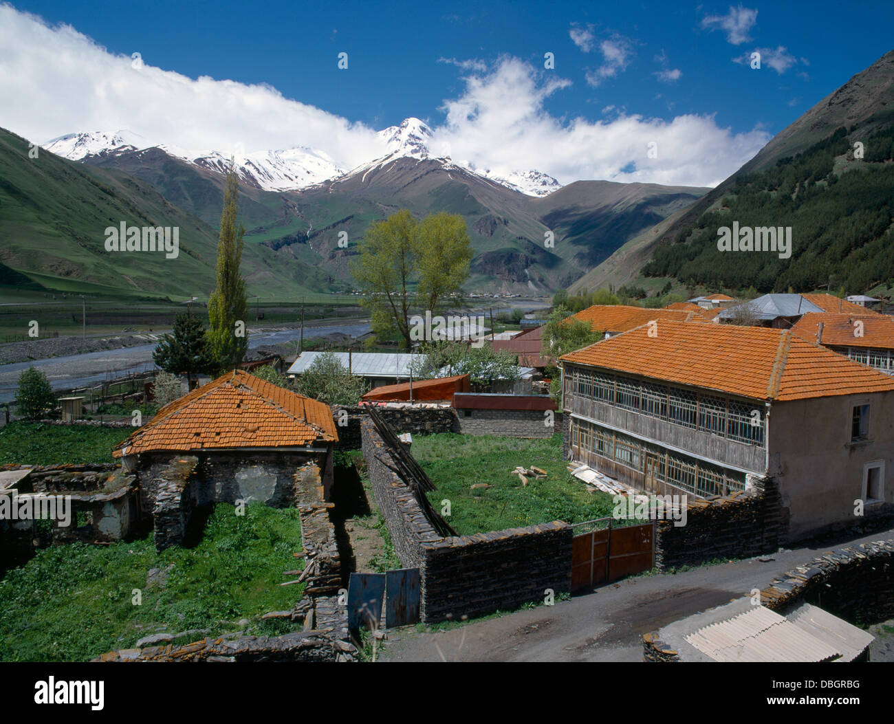 Sno Dorf Kaukasus Georgiens militärische Autobahn Kasbegi Region ...