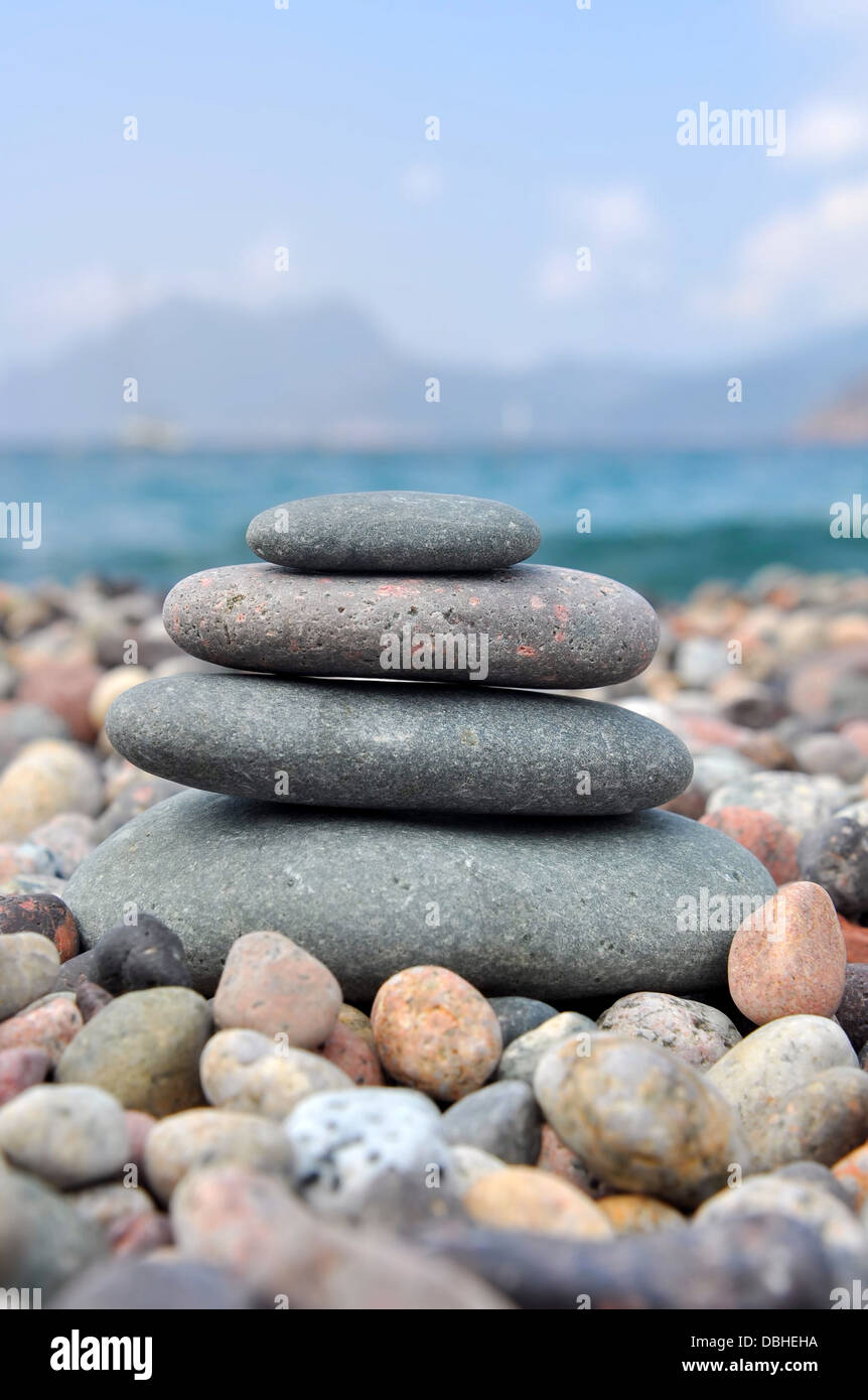 flache Kieselsteine am Strand gestapelt Stockfotografie - Alamy