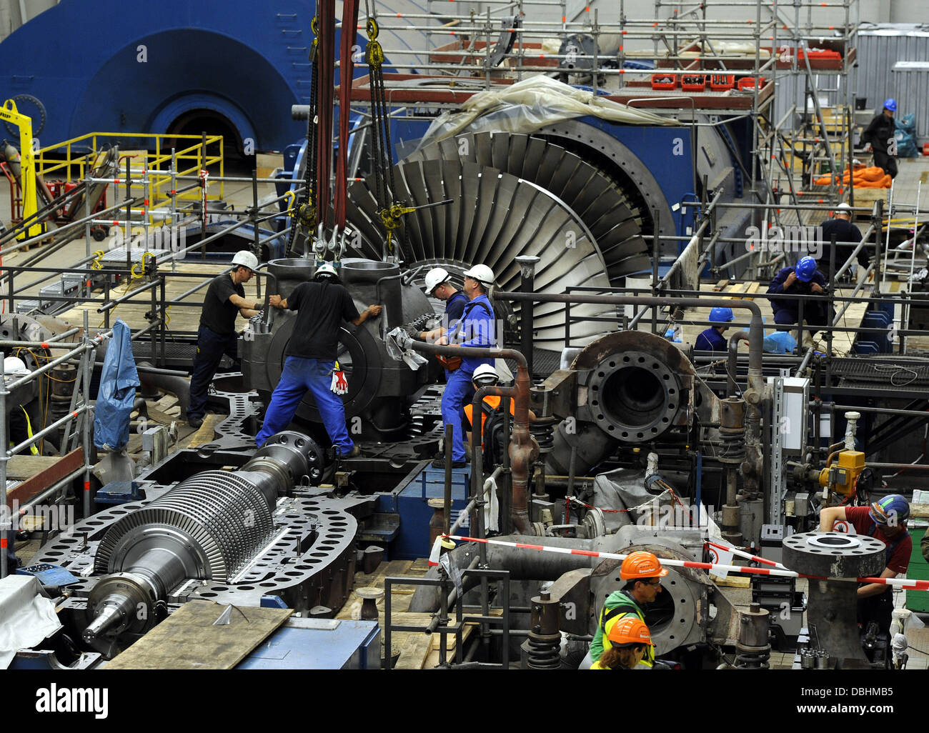 Techniker montieren ein neues System der Dampfturbine in die Steinkohle ...