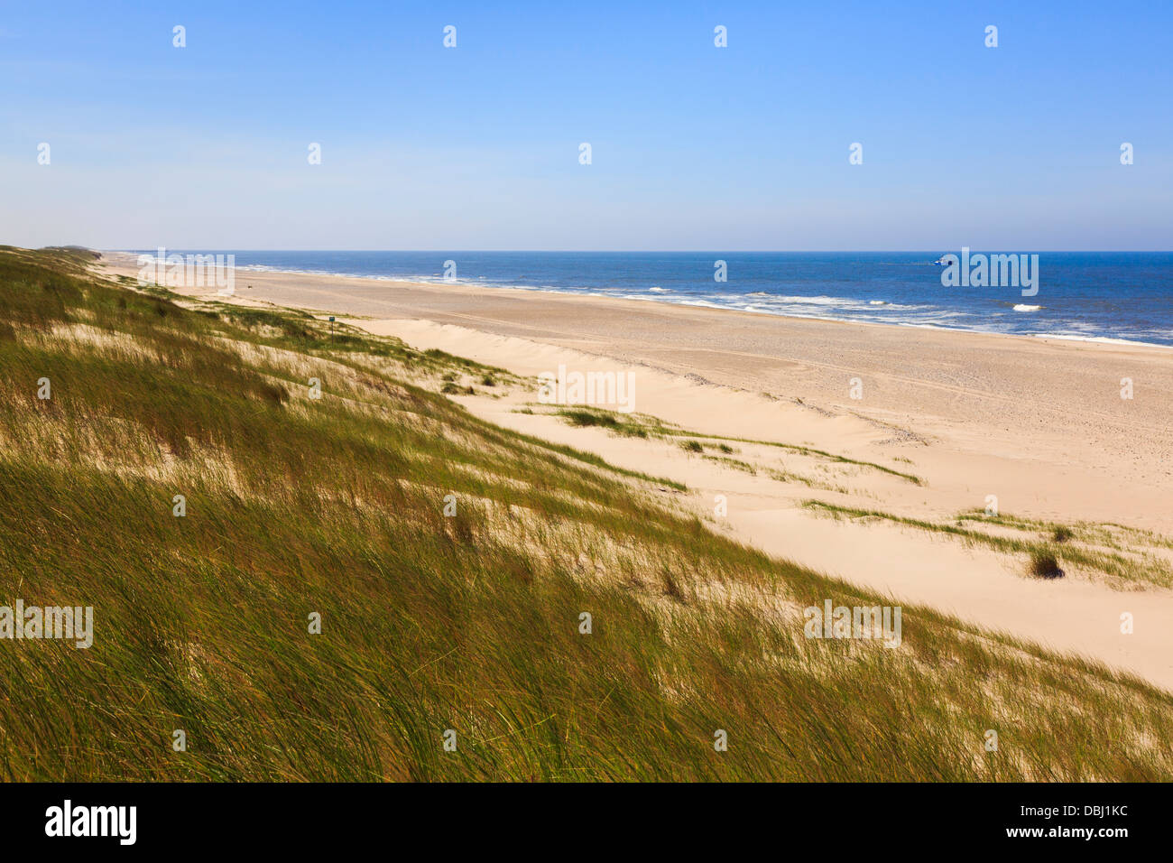 Blick zur Nordsee und lange leer Strandungen Sandstrand von Sanddünen ...