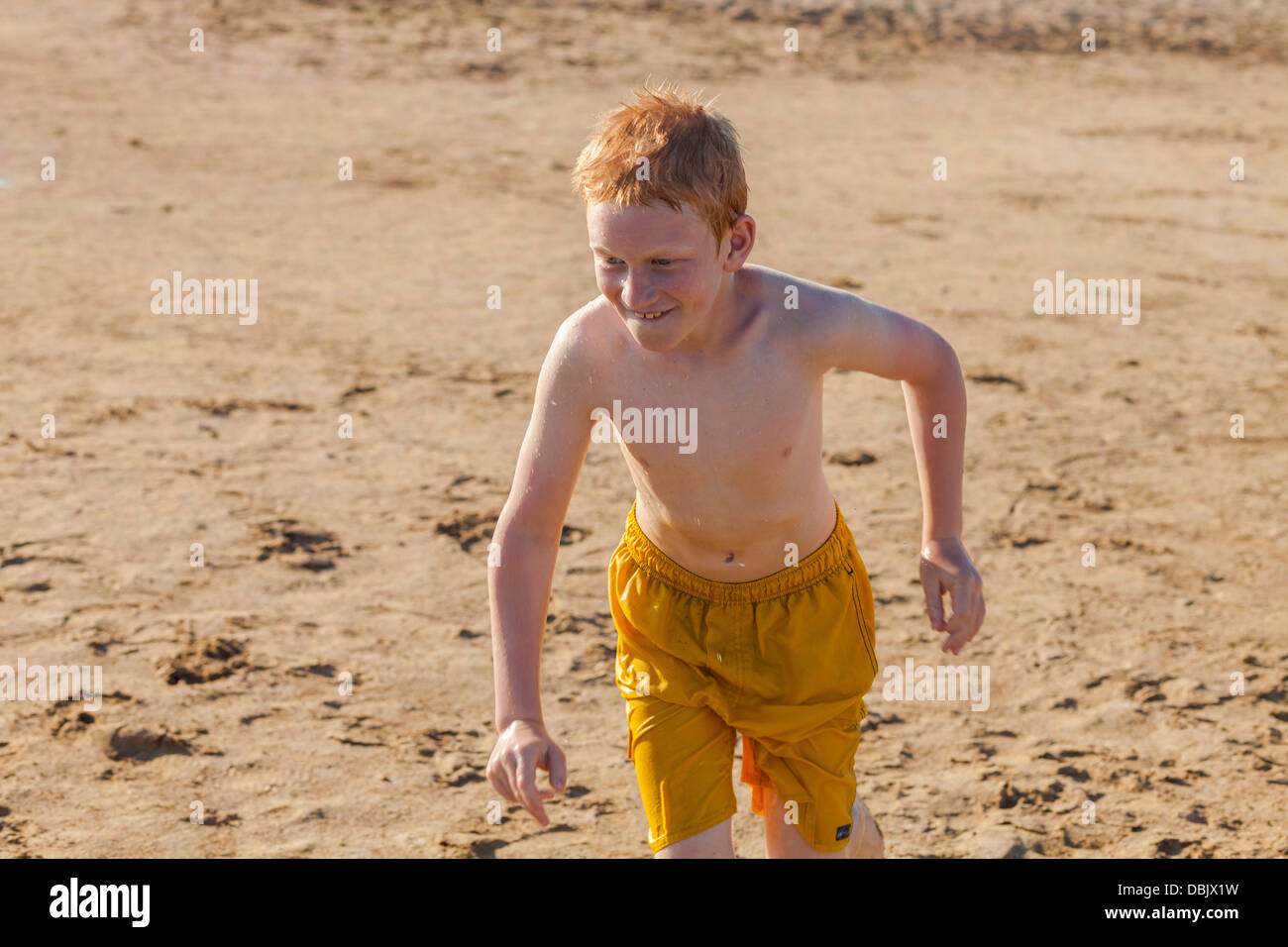 Kinder spielen am strand kroatien -Fotos und -Bildmaterial in hoher ...