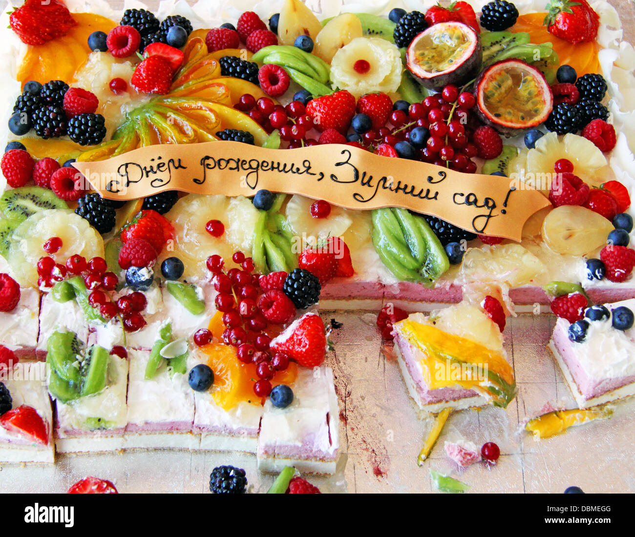 Frisches Dessert Obst Torte in verschiedene tropische Früchte abgedeckt ...